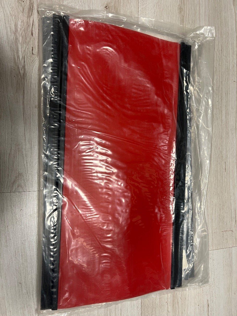 Bavettes 65X35 uni rouge avec réglette - Trucketvanshop